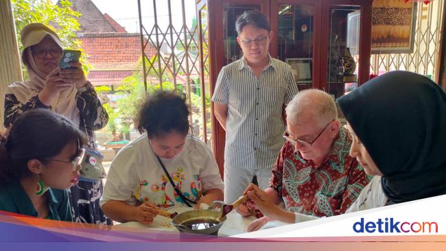 Intip Keseruan Bule Australia Belajar Membatik di Gajah Mungkur Gresik