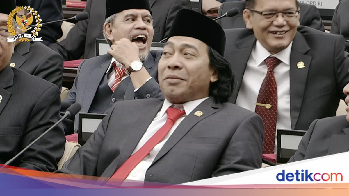 Ekspresi Komeng Diteriaki 'Uhuy' di Dalam Gedung DPR RI