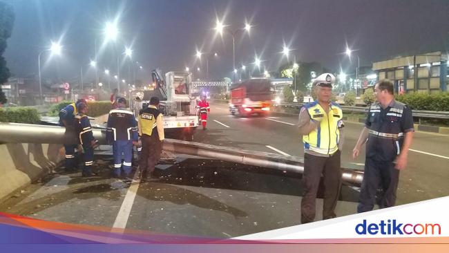 Truk Tangki Tabrak Rambu hingga Pembatas Jalan di Tol JORR Pagi Ini