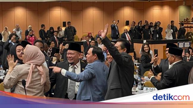 Momen La Nyalla Peluk Sultan Najamudin Saat Kalah Voting Ketua DPD