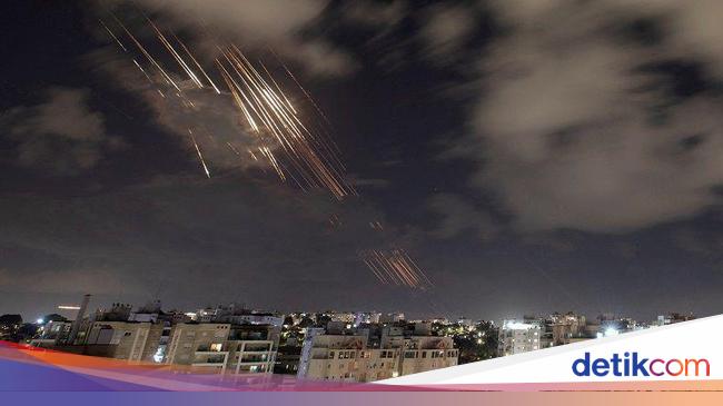 Luncurkan Ratusan Rudal, Seberapa Besar Skala Serangan Iran ke Israel?