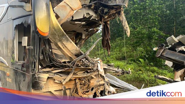 Bus Aero Tabrak Truk di Tol Pekanbaru-Dumai, 13 Orang Luka-luka