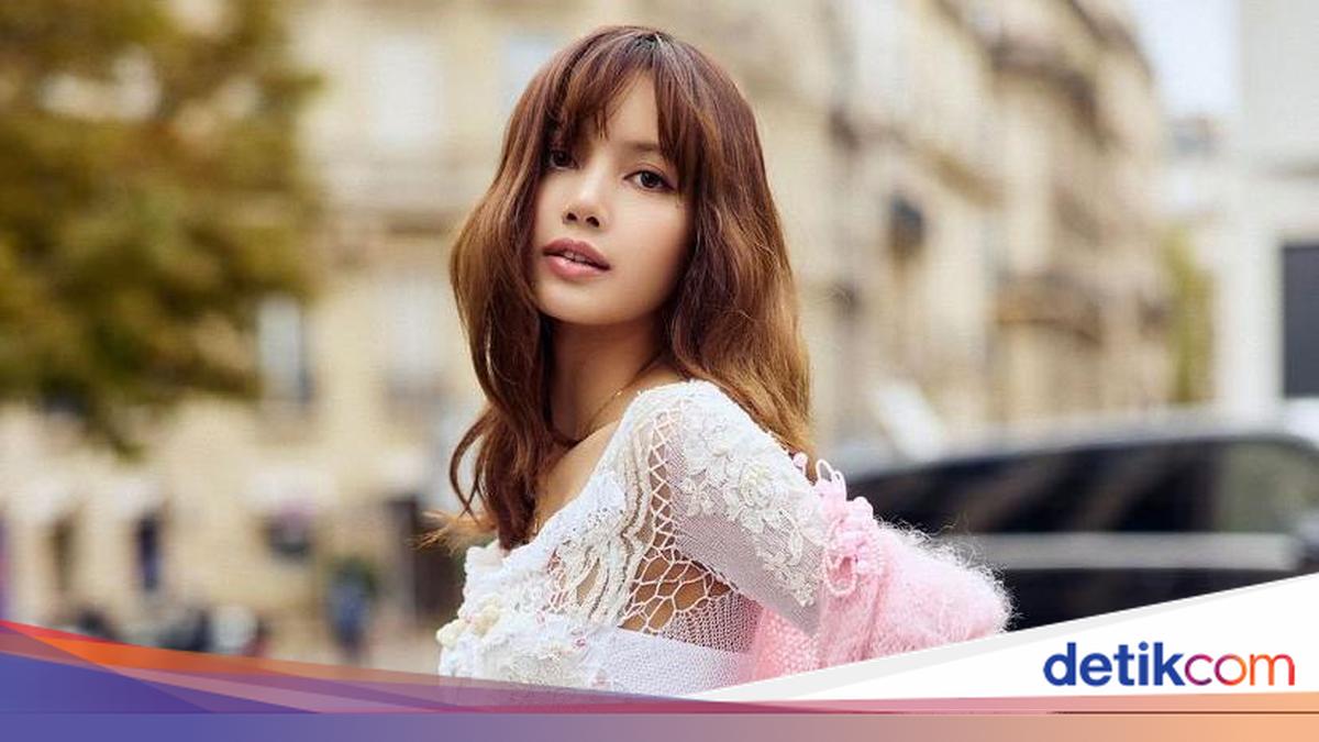 6 Gaya Seksi Lisa BLACKPINK Pakai Lingerie, Promosi Lagu di Jalanan Paris