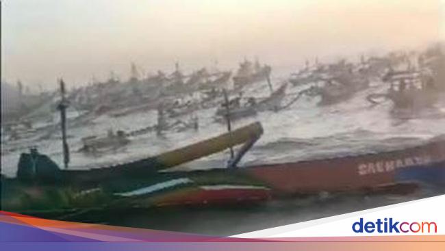 8 Perahu Nelayan Pantai Papuma Jember Karam Diterjang Gelombang Tinggi