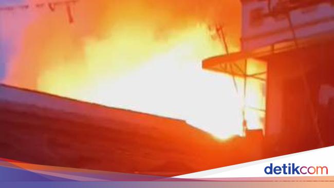 Rumah Panggung di Permukiman Padat Penduduk di Palembang Terbakar