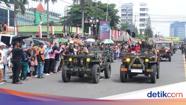 Antusiasme Warga Palembang Tonton Parade Alutsista di HUT Ke-79 TNI