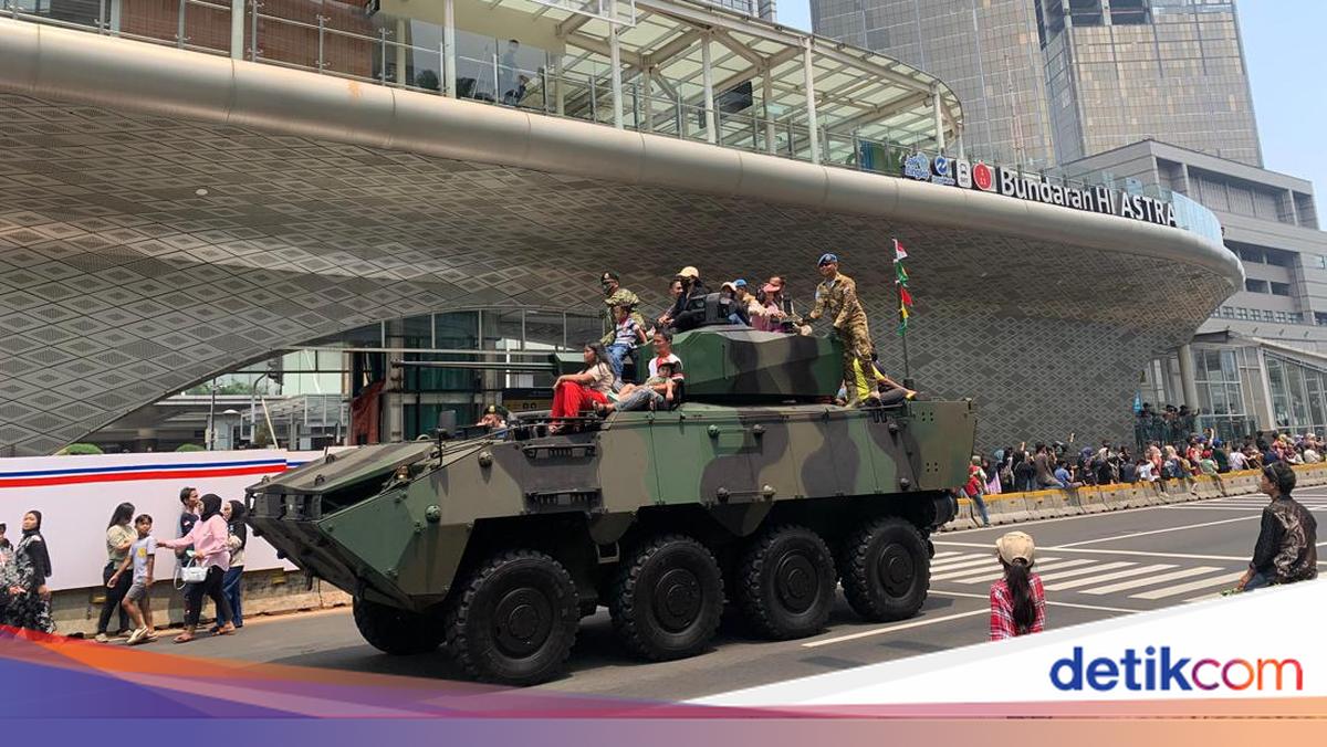 Pawai Alutsista Melintas di Bundaran HI, Warga Ikut Naik Tank TNI