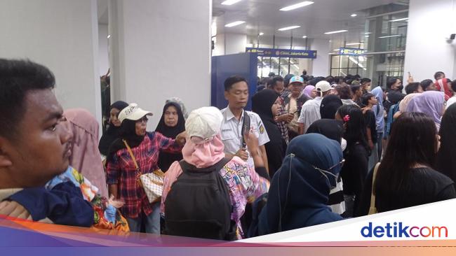 Stasiun Manggarai Padat, Warga Ramai-ramai Mau Nonton HUT TNI di Monas