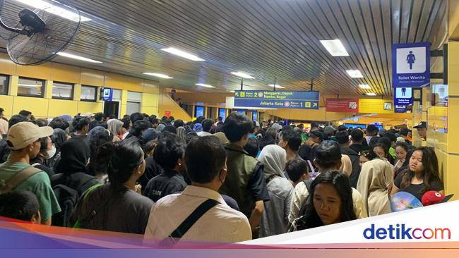 Stasiun Gondangdia Masih Dipadati Penumpang Jelang Malam