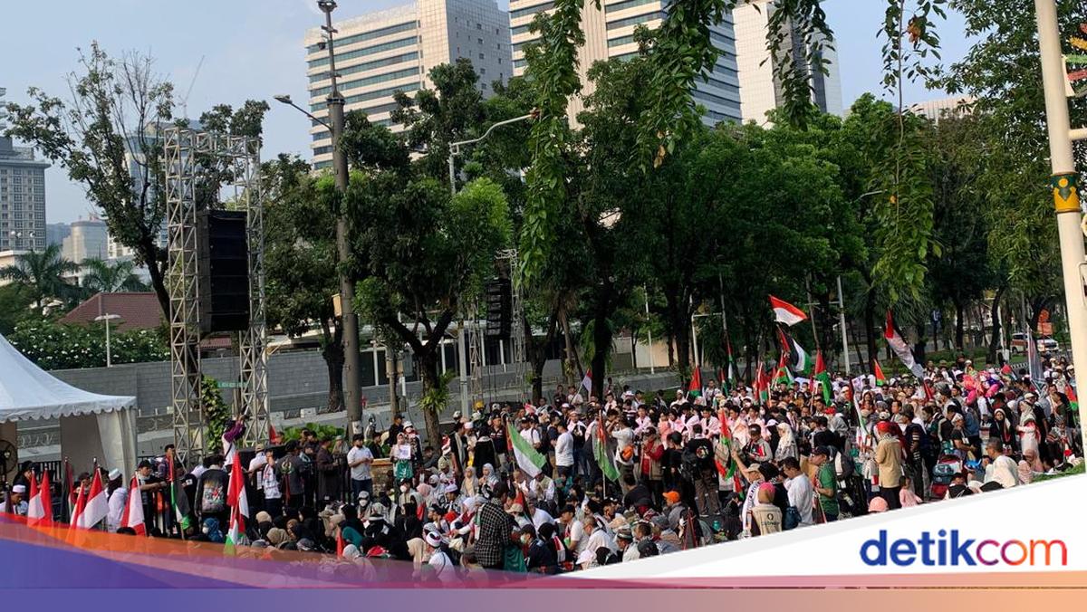 Massa Aksi Bela Palestina di Depan Kedubes AS Serukan Tolak Standar Ganda