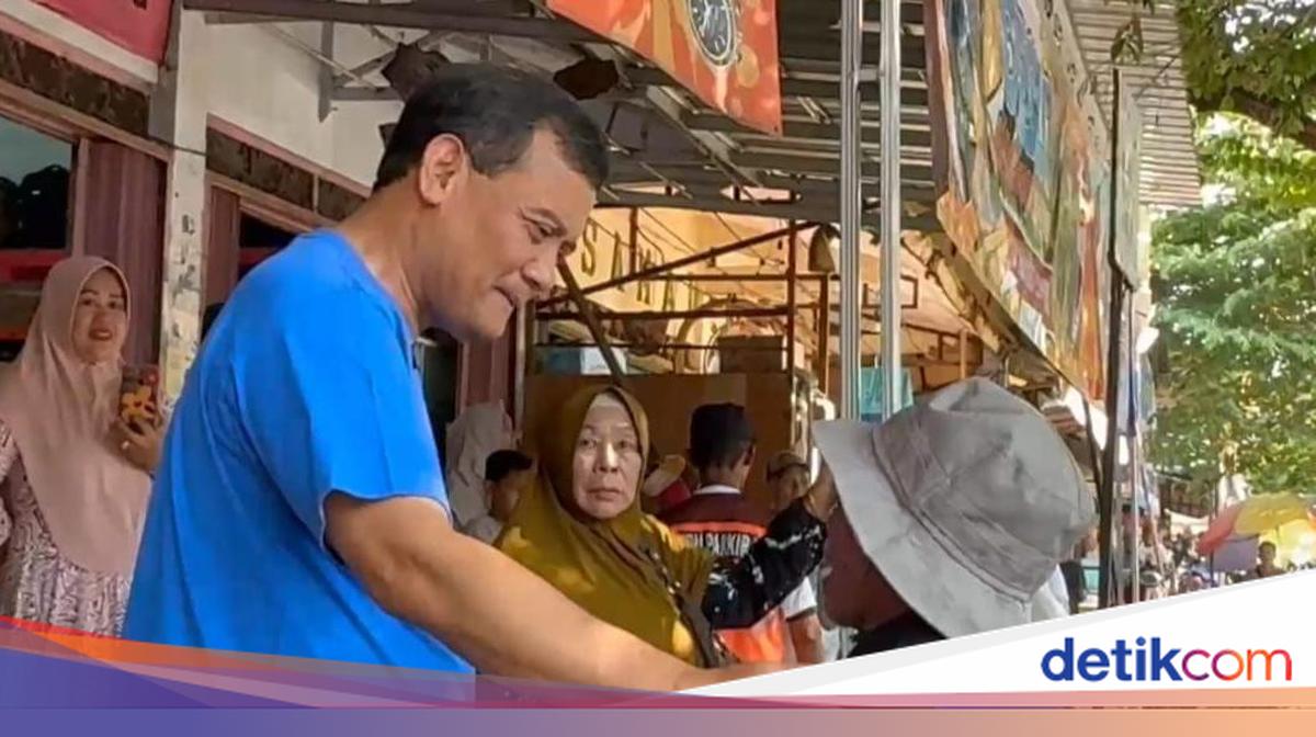Cagub Ahmad Luthfi Sapa Sejumlah Warga di Sekitar Pasar Limpung