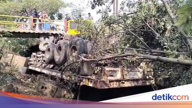 Rem Blong, Truk Losbak Terjun ke Sungai di Pasuruan Tewaskan Sopir