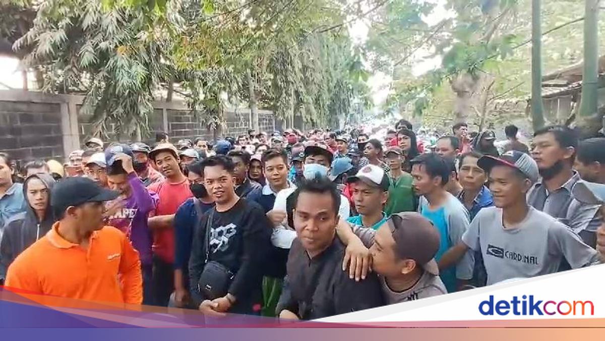 Buruh Pabrik Pengolahan Kayu di Pasuruan Demo Minta Digaji Sesuai UMK