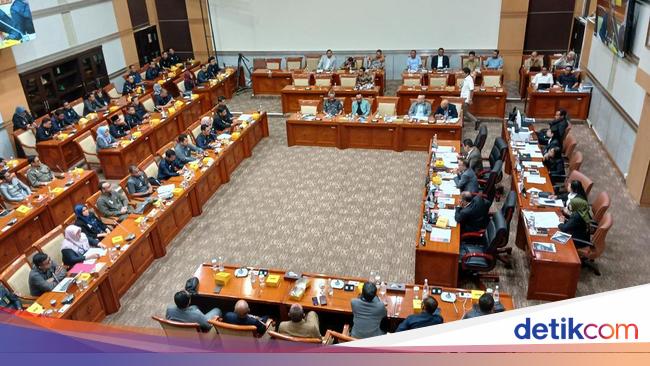 Hakim PN Sampang Nangis di Rapat DPR, Cerita Persoalan Keluarga-Ekonomi