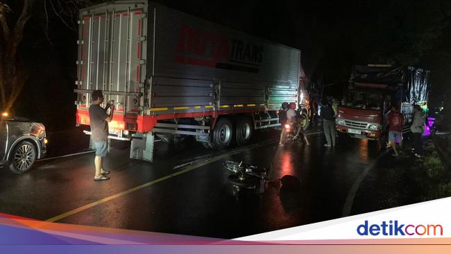 Pemotor Tewas Digilas Truk Setelah Tergelincir di Jalan Licin