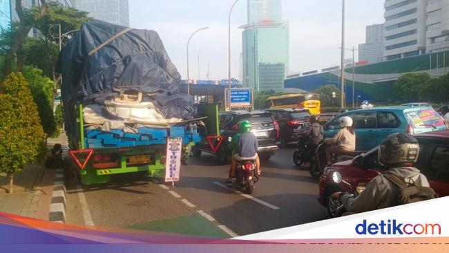 Truk Pecah Ban di Jl Gatsu Arah Slipi, Lalin Tersendat