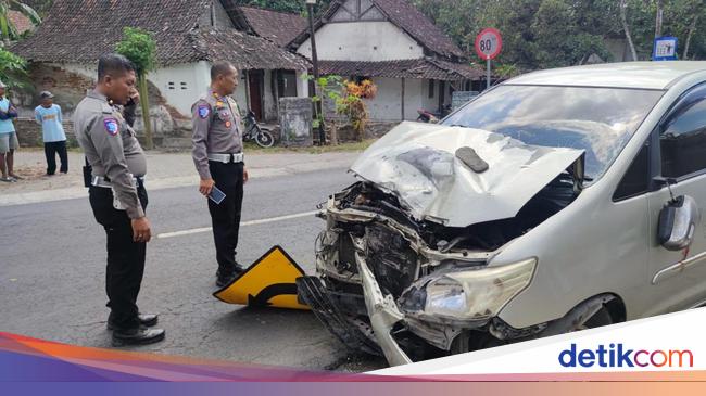 Mobil Innova Hilang Kendali Tabrak Motor-Pohon di Blitar, 2 Tewas-1 Luka