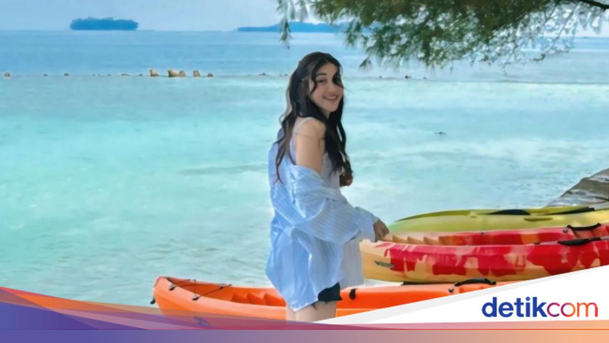 8 Gaya Simpel Tapi Mewah Ayu Ting Ting Liburan ke Pulau, Sandalnya Rp ...