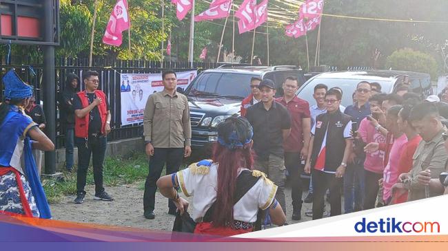 Bendera Pink Dipasang Saat Acara Kaesang di Semarang, PSI Akan Ganti Warna?