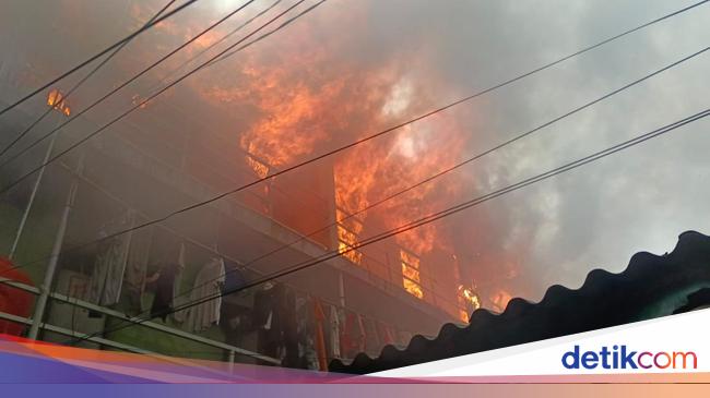 Kebakaran di Jembatan Besi Hanguskan Kontrakan 100 Pintu, Kerugian Rp 2,3 M