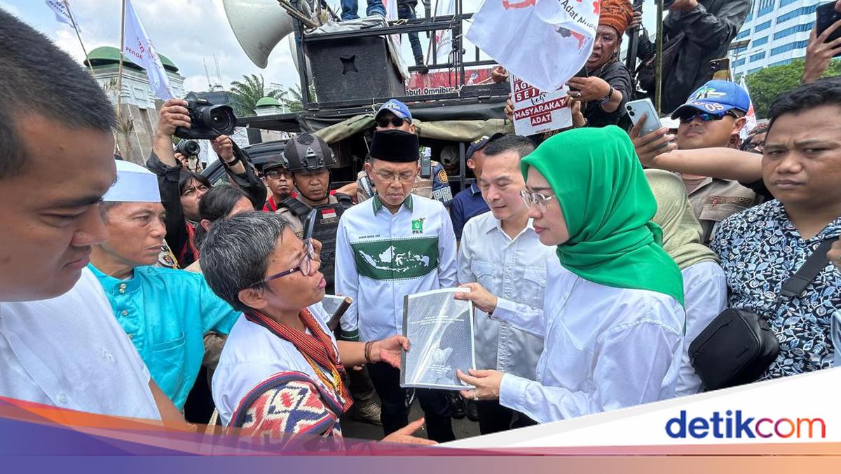 Petinggi Fraksi PKB Temui Demonstran Masyarakat Adat di Depan DPR