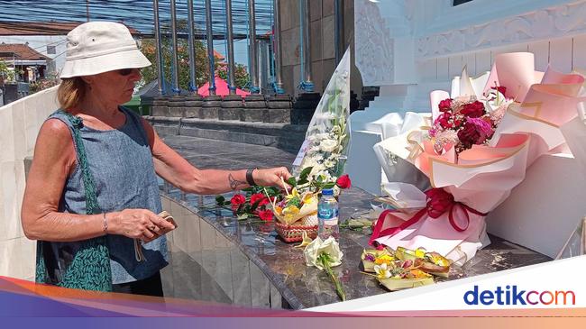 Peringatan 22 Tahun Tragedi Bom Bali, Peziarah Datangi Ground Zero
