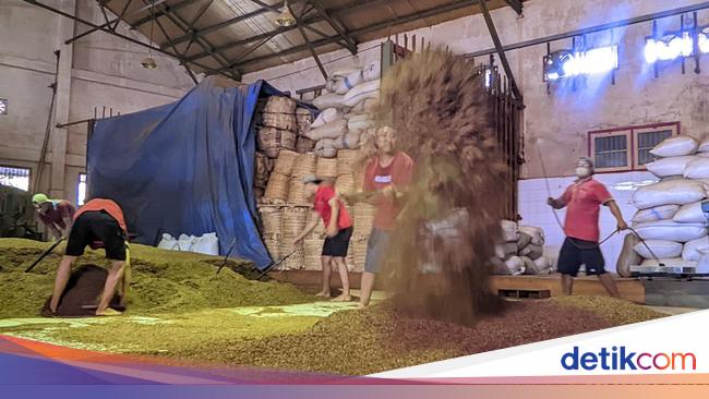 Menyambangi Pabrik Rokok Praoe Lajar di Kota Lama Semarang