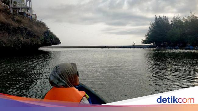 Menikmati Pantai Ngiroboyo Pacitan, Plus Susur Sungai