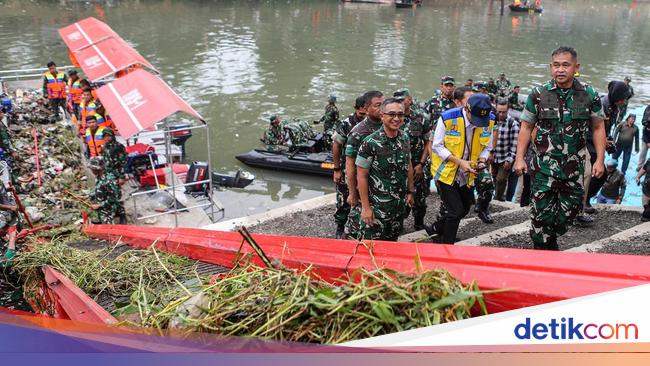 KSAD Pimpin TNI Bersih-bersih Sungai Ciliwung