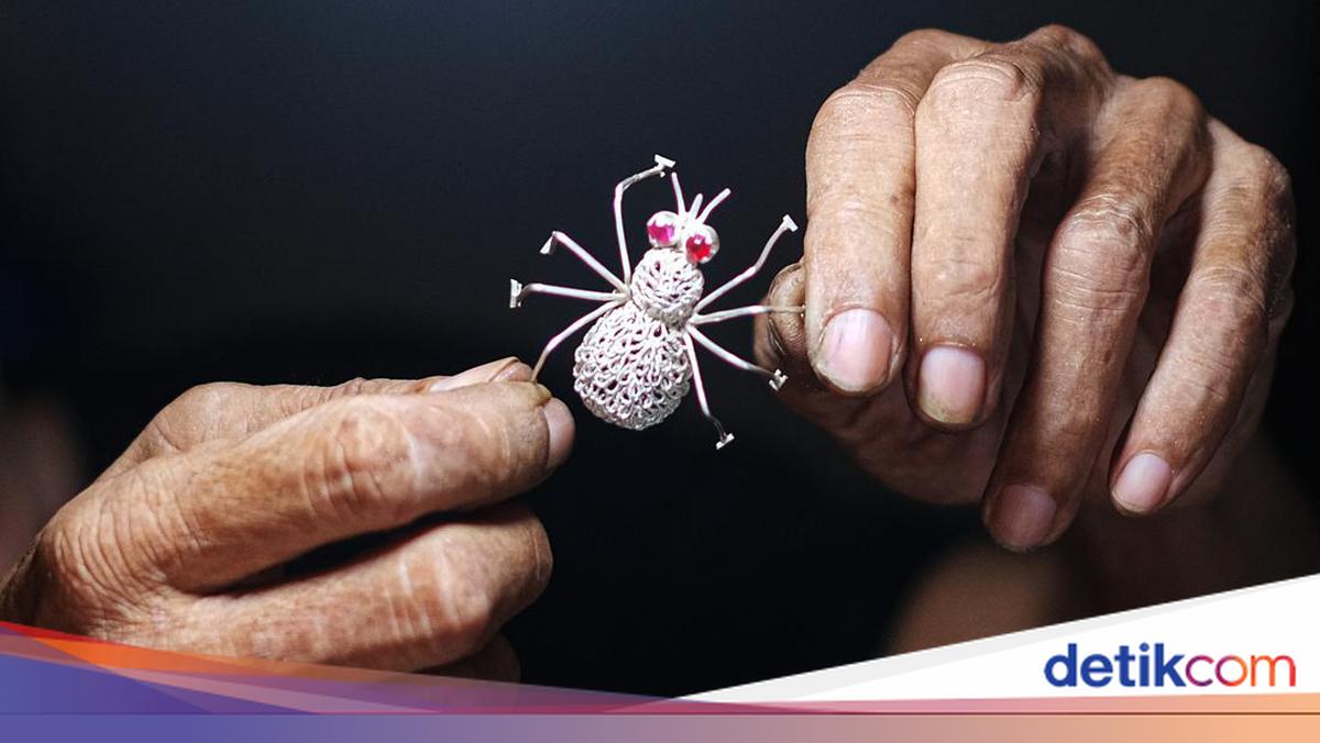 Melihat Perajin Tradisional Bikin Perhiasan Perak di Kendari