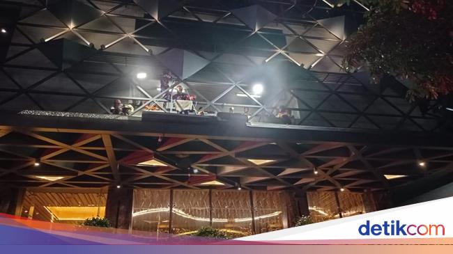 Butuh 2 Jam Evakuasi Pria Bunuh Diri dari Lt 21 Hotel Jalan Kayoon Surabaya Butuh 2 Jam Evakuasi Pria Bunuh Diri dari Lt 21 Hotel Jalan Kayoon Surabaya