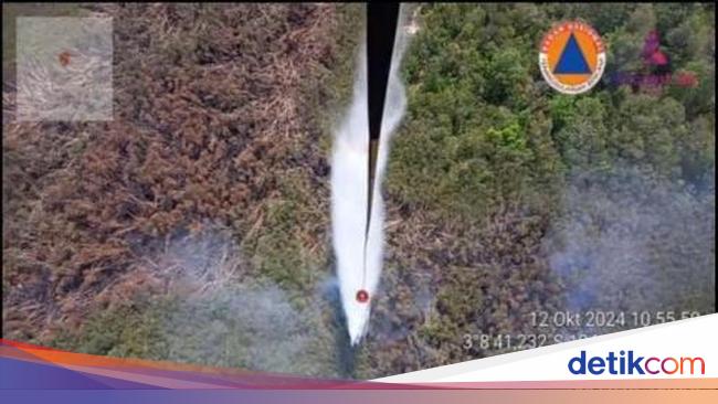 Helikopter Water Bombing Masih Padamkan Karhutla di Gelumbang, Muara Enim