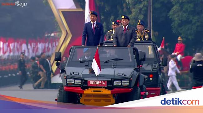 Momen Jokowi Bareng Prabowo Naik Maung Cek Pasukan di Mako Brimob