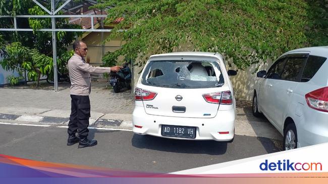 Momen Menegangkan Massa Kejar Livina Pelaku Tabrak Lari di Solo-Sukoharjo