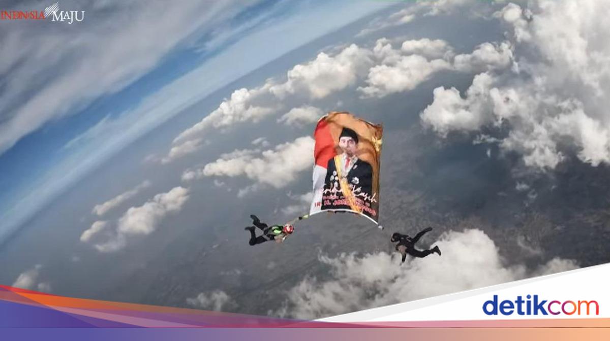 Penerjun Payung Polri Kibarkan Potret Raksasa Jokowi dan Prabowo di Langit