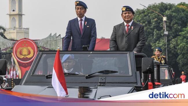 Potret Jokowi-Prabowo Naik Maung Cek Pasukan di Mako Brimob