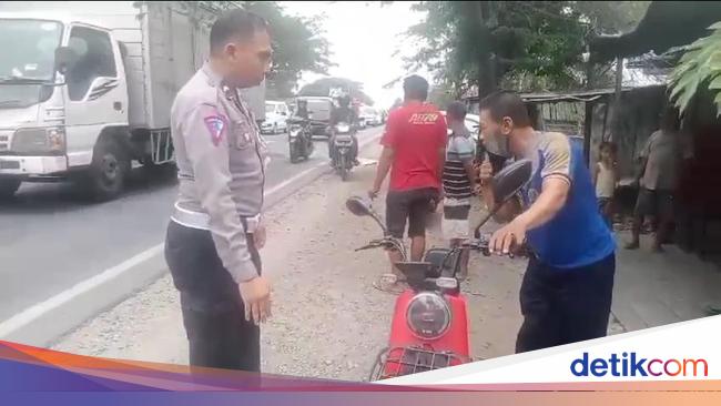 Seorang Kakek Tewas Tertabrak Truk Usai Jatuh dari Sepeda Listrik