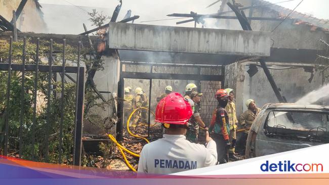 Rumah di Jaksel Terbakar Akibat Korsleting Listrik, Mobil Ikut Hangus