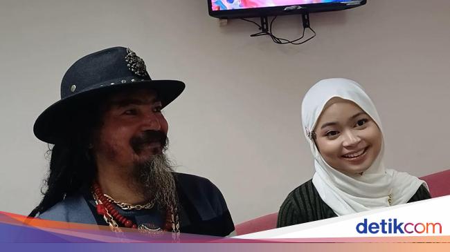 Limbad Nggak Seram Lagi Usai Pose Bareng Boneka Labubu