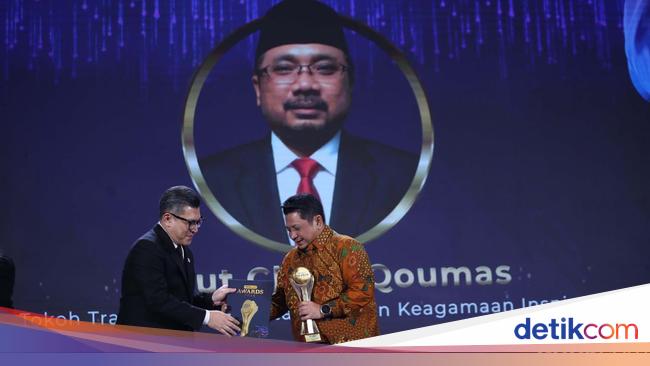 Menag Yaqut Terima Penghargaan detikcom Awards 2024 Menag Yaqut Terima Penghargaan detikcom Awards 2024