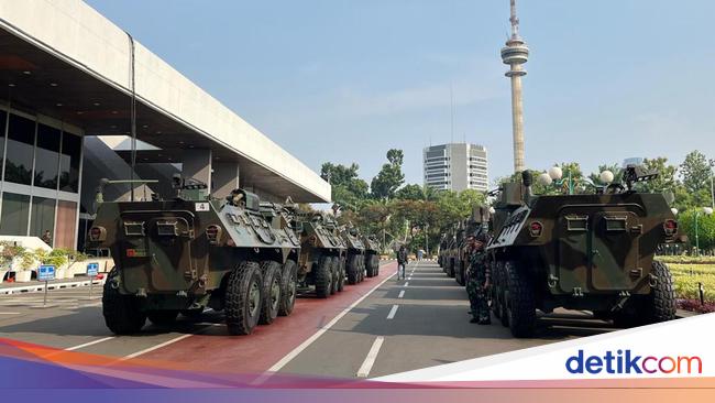 H-3 Jelang Pelantikan Prabowo, Rantis TNI Mulai Siaga di Gedung DPR