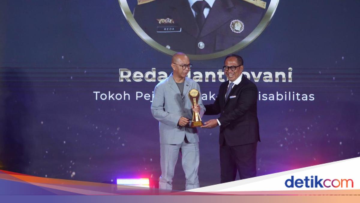 Potret Reda Manthovani Terima detikcom Awards 2024