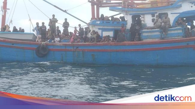 Rohingya di Laut Aceh Selatan Akhirnya Dibawa ke Daratan