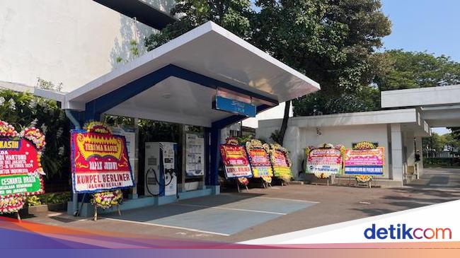 Karangan Bunga Terima Kasih Jokowi-Selamat untuk Prabowo Berjejer di Istana