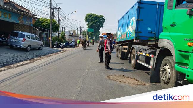 Pemotor Tewas Terlindas Truk Fuso di Pameungpeuk Usai Gagal Nyalip