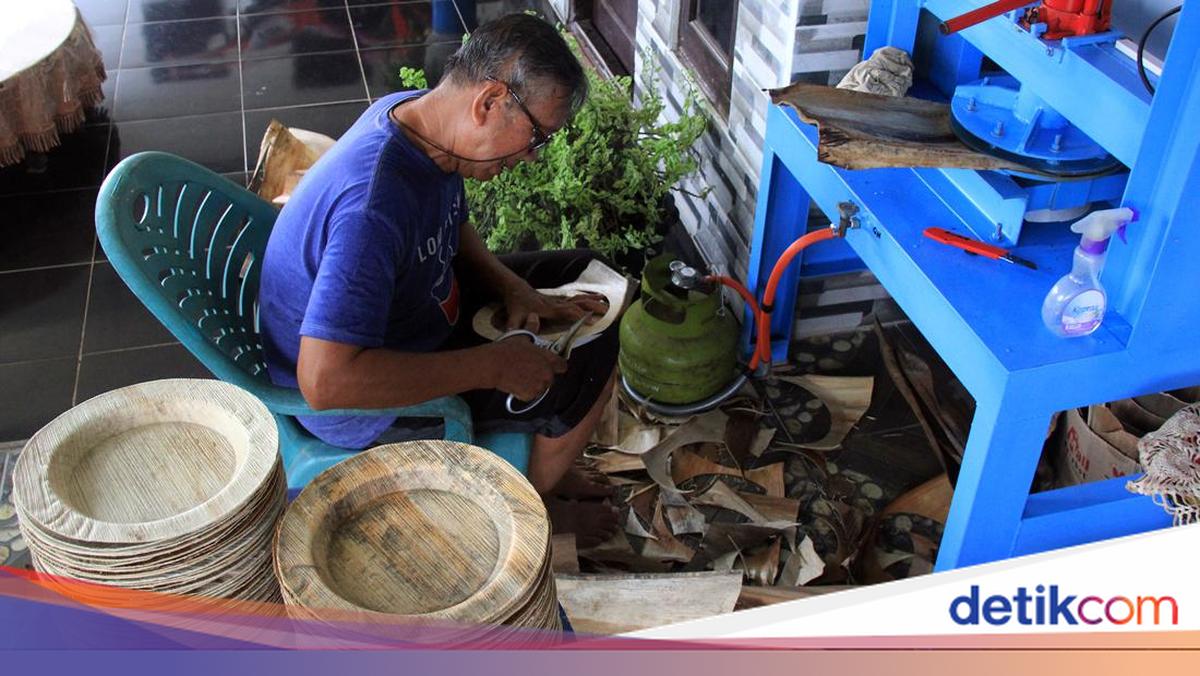 Pelepah Pinang 'Disulap' Jadi Kerajinan Piring di Dumai