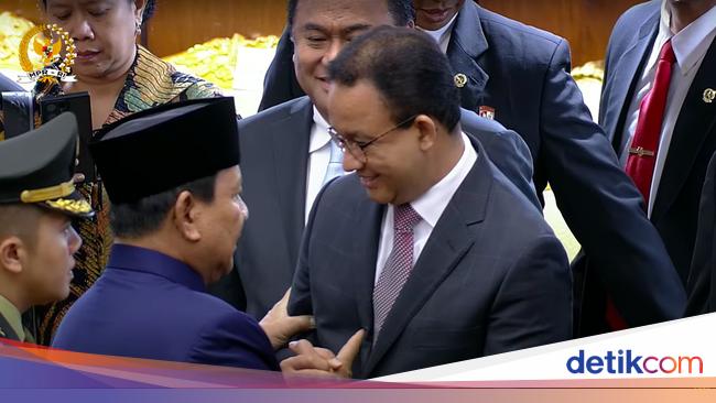 Prabowo-Anies Baswedan Cipika-Cipiki dan Berjabat Tangan Erat