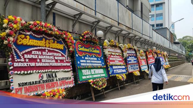 Karangan Bunga Berjejer di Kemenko PMK hingga Kemhub Usai Pelantikan ...
