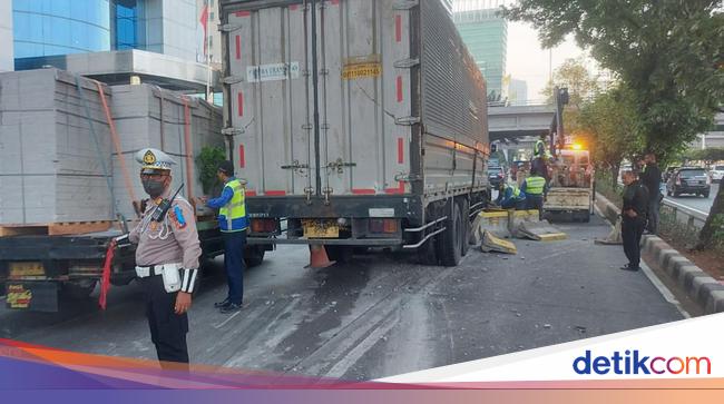 Ada Dua Kecelakaan Truk di Jakbar Pagi Ini, Lalin Macet