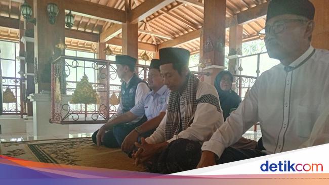 Kala Paslon Dony-Fajar Ziarah ke Makam Prabu Geusan Ulun Sumedang